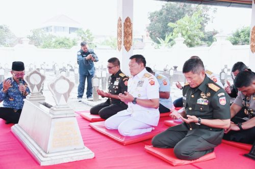 HUT TNI Ke-78, Panglima TNI Ziarah Ke Makam Jenderal Soedirman – Sorot News HUT TNI Ke-78, Panglima TNI Ziarah Ke Makam Jenderal Soedirman – Sorot News