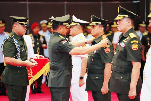 Panglima TNI Pimpin Sertijab Irjen TNI, Danjen Akademi TNI, Kabais TNI ... Panglima TNI Pimpin Sertijab Irjen TNI, Danjen Akademi TNI, Kabais TNI ...